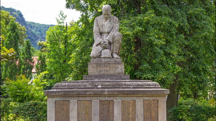 Kriegerdenkmal Thale by Anne Siebert on Prezi